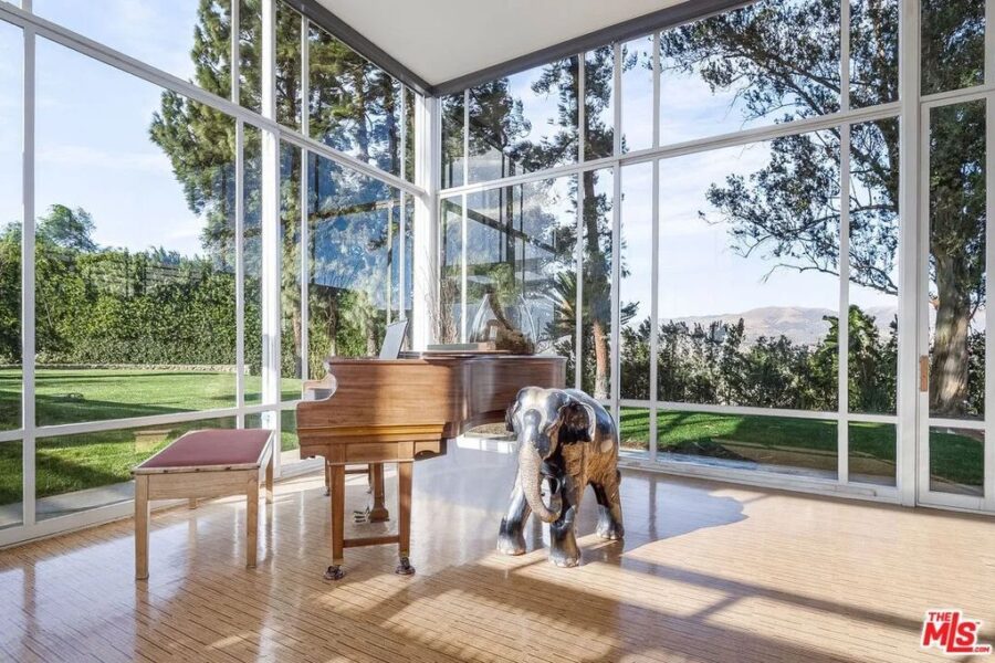 Inside Frank Sinatra’s Former $8 Million Chatsworth Mansion (Byrdview)