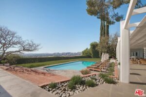 Inside Frank Sinatra’s Former $8 Million Chatsworth Mansion (Byrdview)