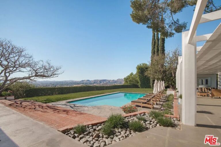 Inside Frank Sinatra’s Former $8 Million Chatsworth Mansion (Byrdview)
